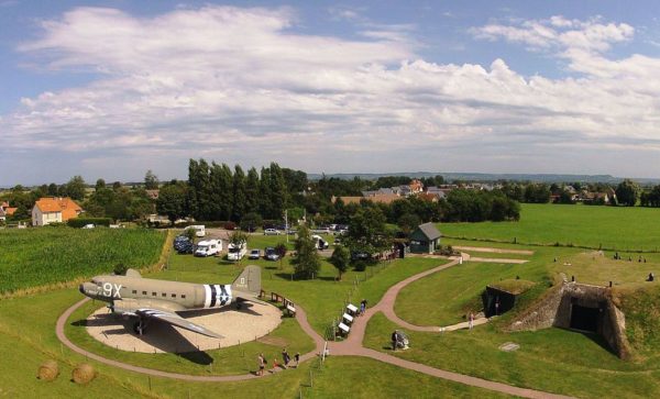 Le musée de la Batterie de Merville abrite aussi un authentique Douglas ...